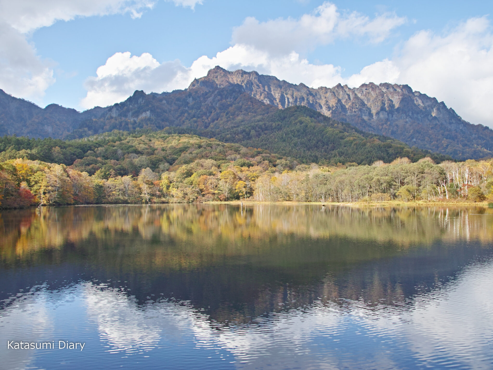 戸隠高原 鏡池の紅葉リフレクション 2025年見頃時期と色づき状況･アクセスと駐車場･交通規制 長野県長野市 | カタスミ日記