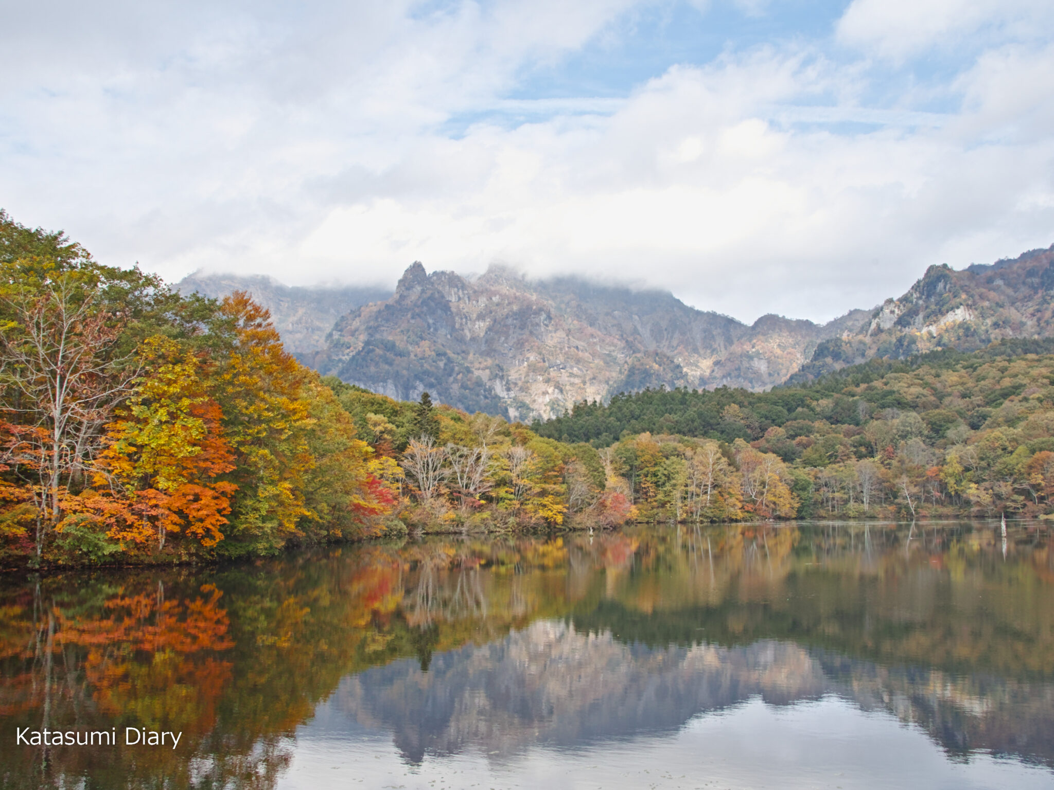 戸隠高原 鏡池の紅葉リフレクション 2025年見頃時期と色づき状況･アクセスと駐車場･交通規制 長野県長野市 | カタスミ日記