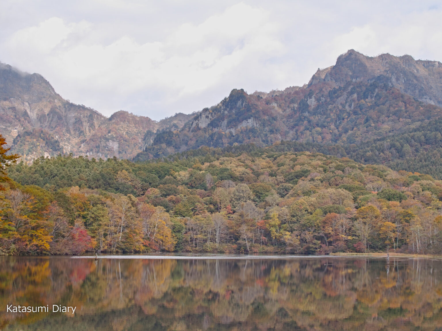 戸隠高原 鏡池の紅葉リフレクション 2025年見頃時期と色づき状況･アクセスと駐車場･交通規制 長野県長野市 | カタスミ日記